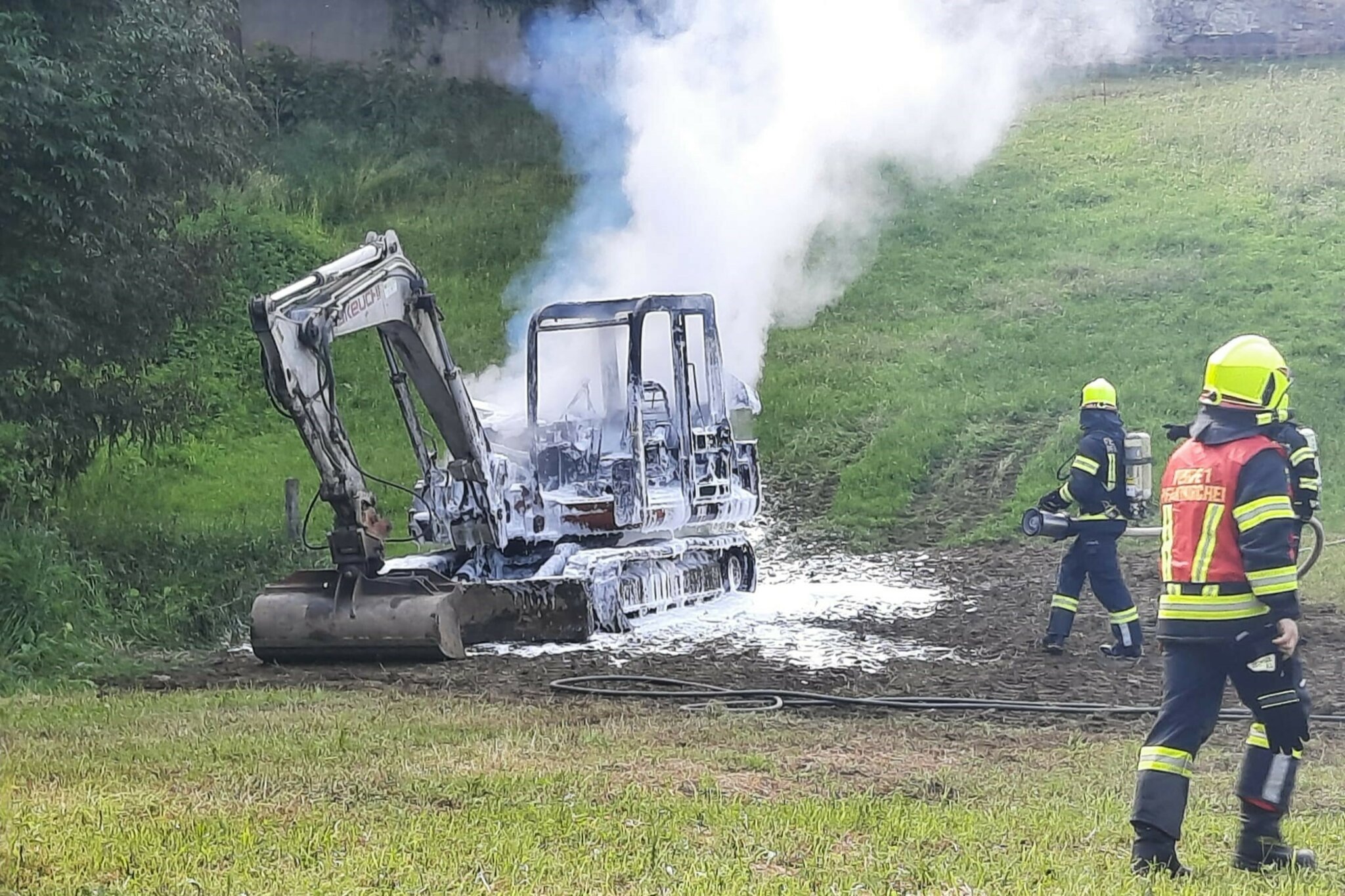 Feuerwehr im Einsatz: Bagger ging plötzlich in Flammen auf - Steyr ...