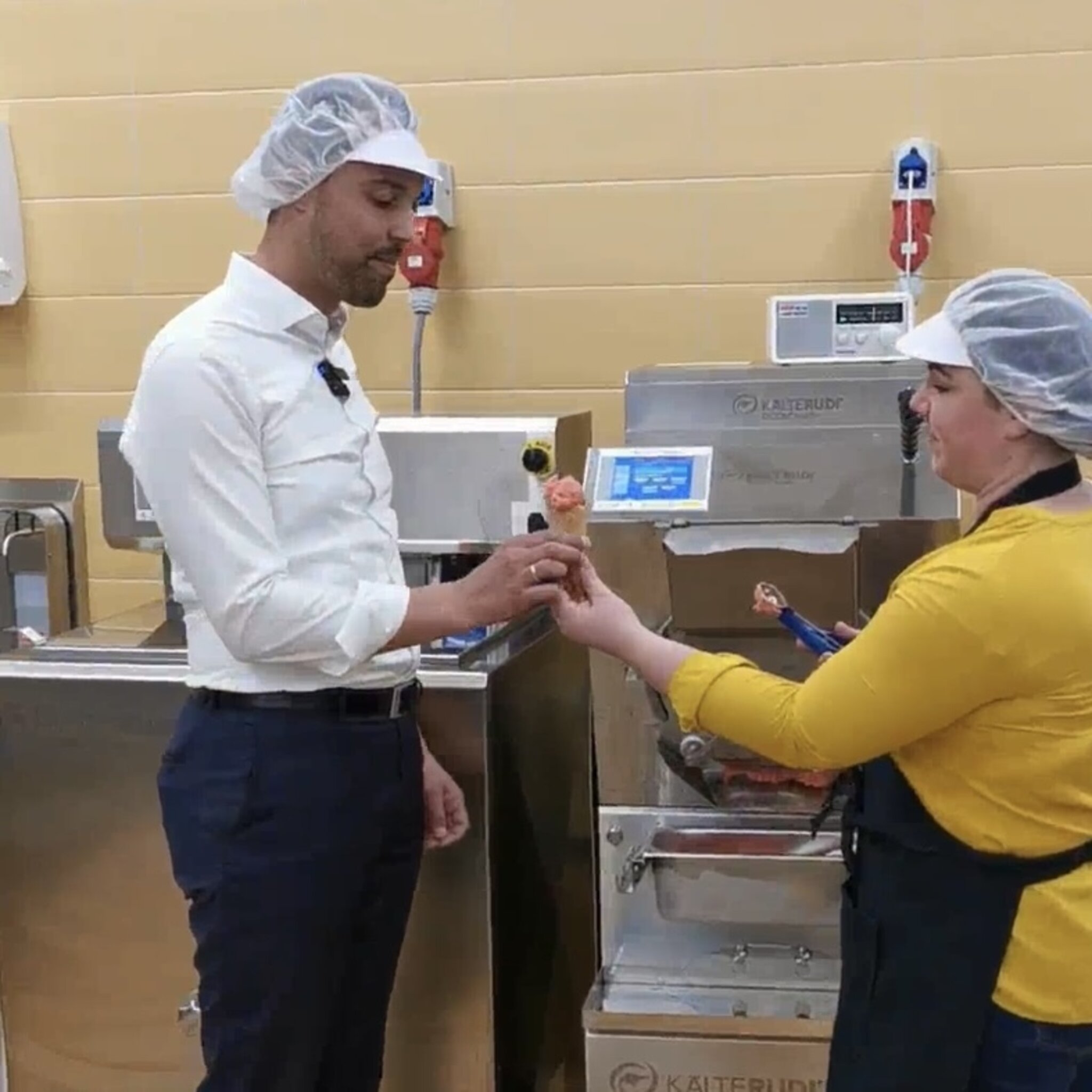 Landeshauptmann zu Besuch: Regional produziertes Eis vom Toblerhof in ...