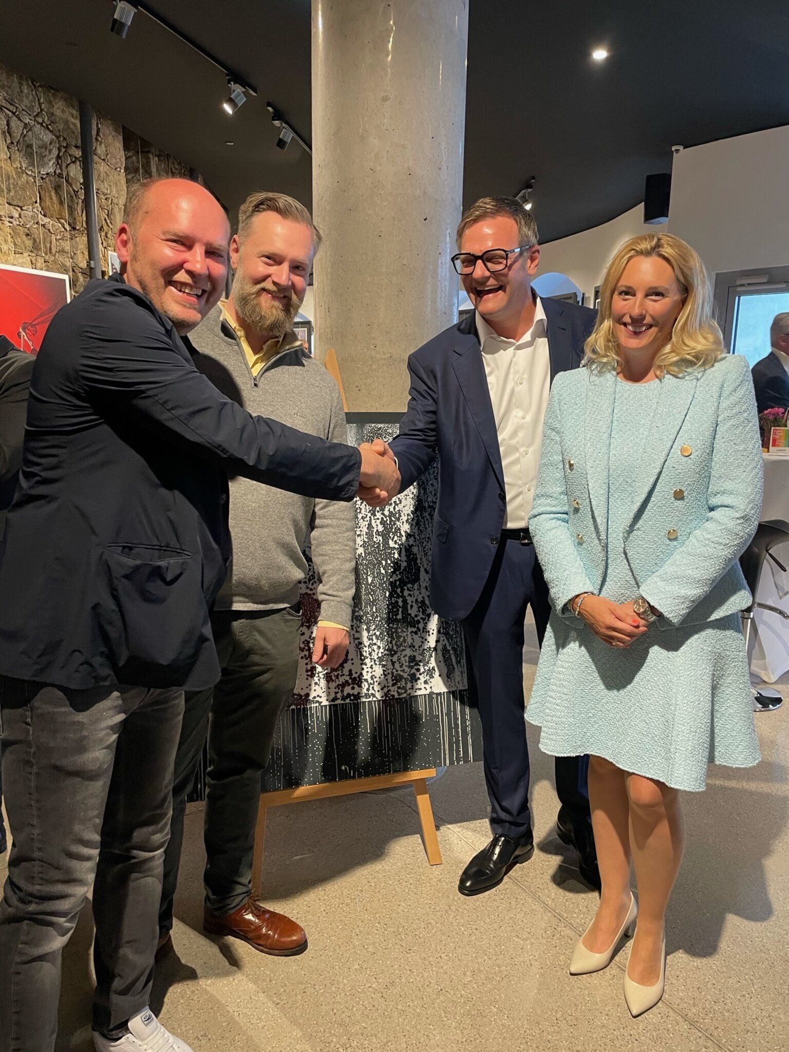 Polaroid: Schärdinger Patrick Schmierer stellt bei Hartlauer aus ...