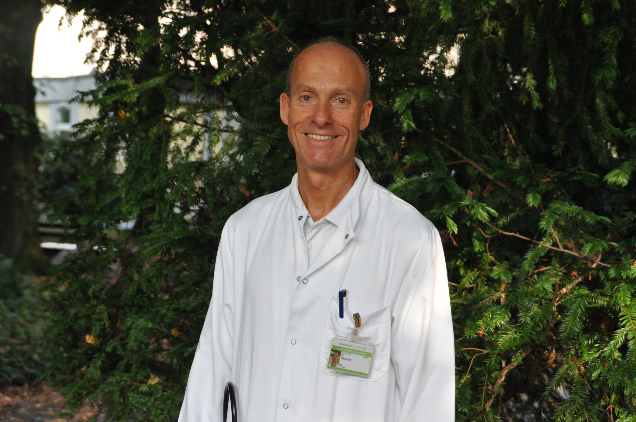 Länger leben mit Bewegung im Alltag: Interview mit Sportmediziner Josef ...