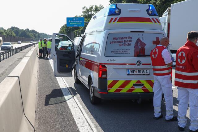 Auffahrunfall in Puchberg: Autobahn-Crash hatte massiven Stau zur Folge ...