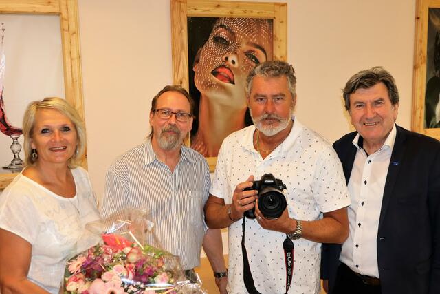 Fotografien auf Lkw-Plane: Vernissage im „Weststeirischen Hof“ Klaus ...
