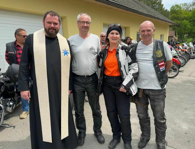 Ragglbach: Zahlreiche Motorräder wurden beim Gasthaus Brugger geweiht ...