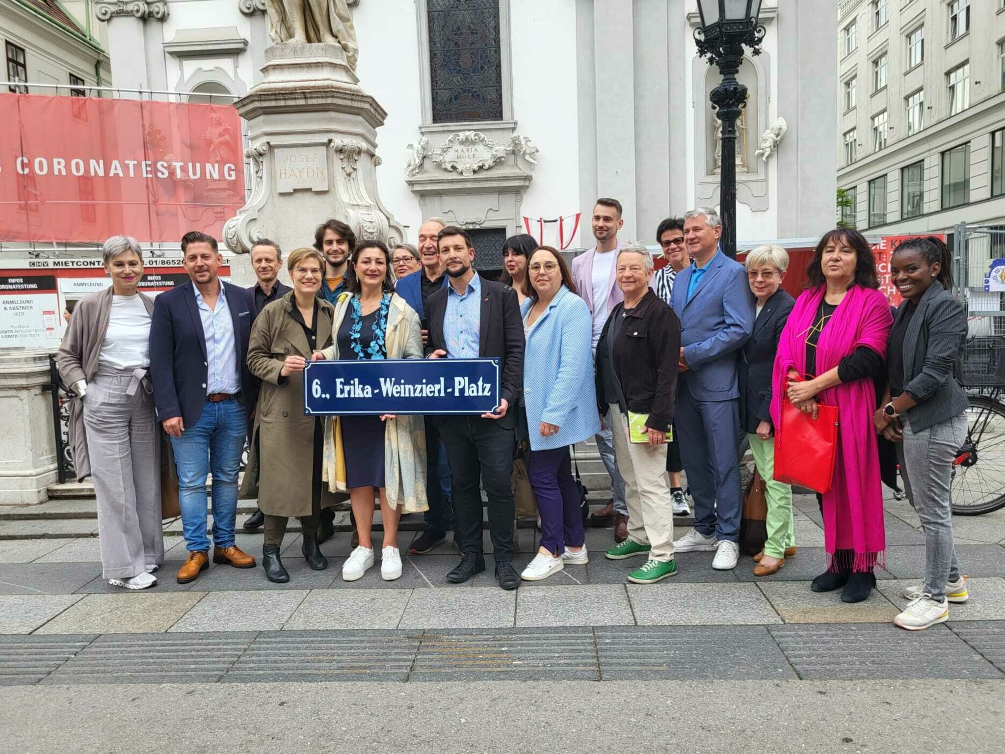 Erika-Weinzierl-Platz: Fläche vor der Mariahilfer Kirche wird benannt ...