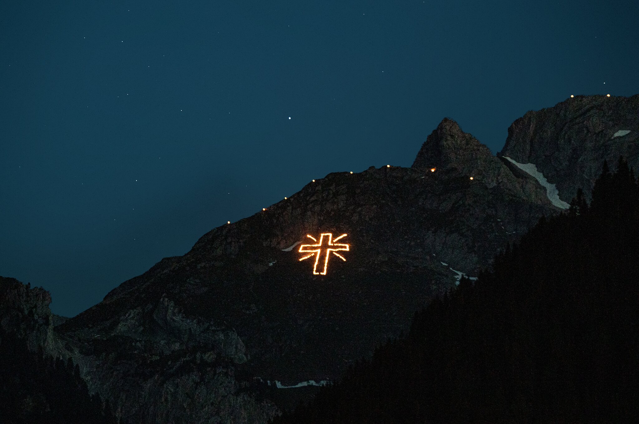 Herz Jesu Fest: Herz Jesu Feuer und Priesterjubiläen lassen Kartitsch erstrahlen - Osttirol