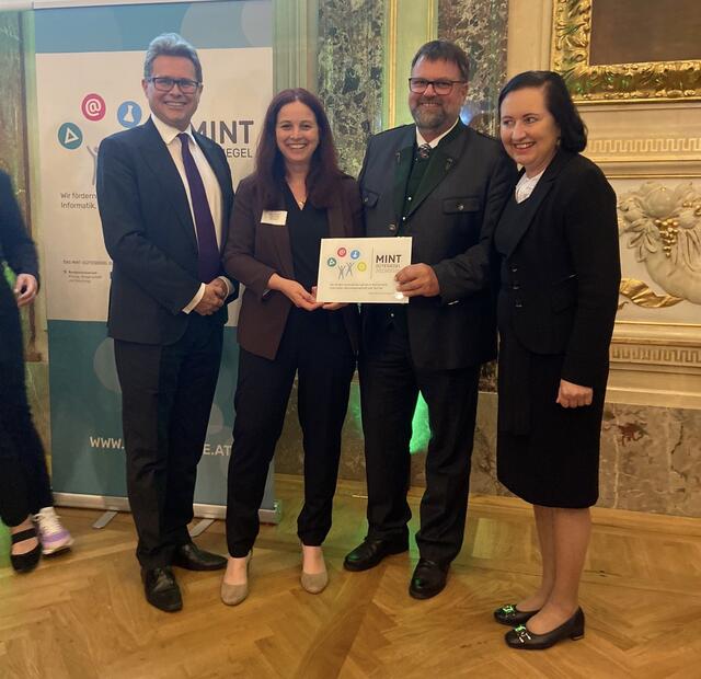 Ausgezeichnete Schule: MINT-Gütesiegel für die Volksschule Niederöblarn ...