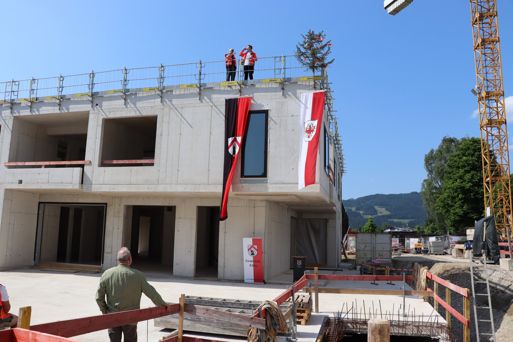 Firstfeier: Das Gemeindezentrum in Ebbs nimmt erste Gestalt an - Kufstein