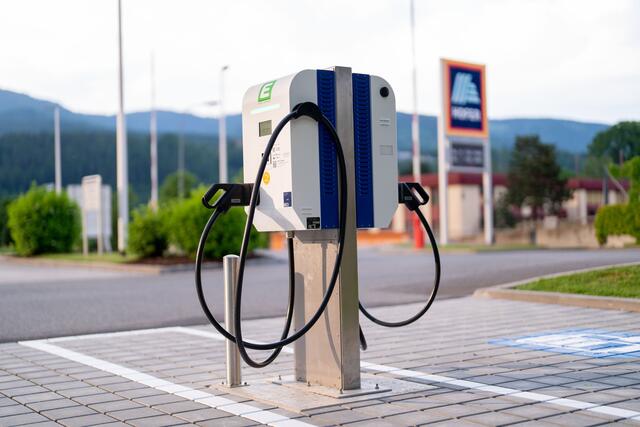 Auch in Leoben: Ausbauoffensive von E-Ladestationen auf Hofer ...