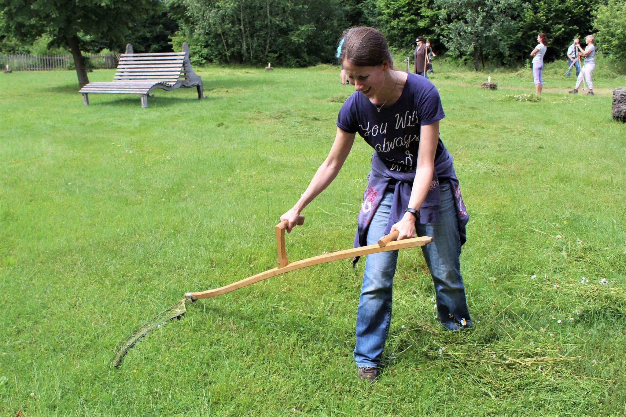 Altes Wissen neu vermittelt: Die Sense kommt nicht aus der Mode ...