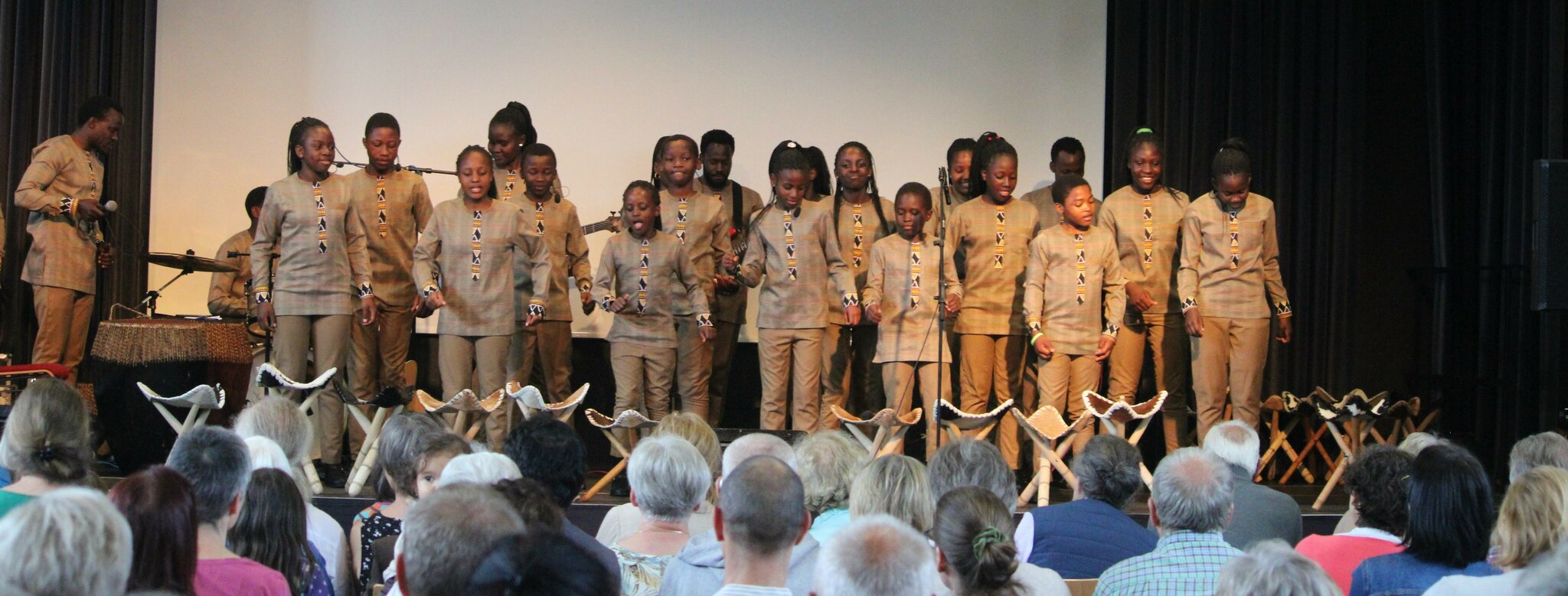 Vision Chor: Ein Chor aus Uganda sang Lobpreis-Lieder auf afrikanische ...