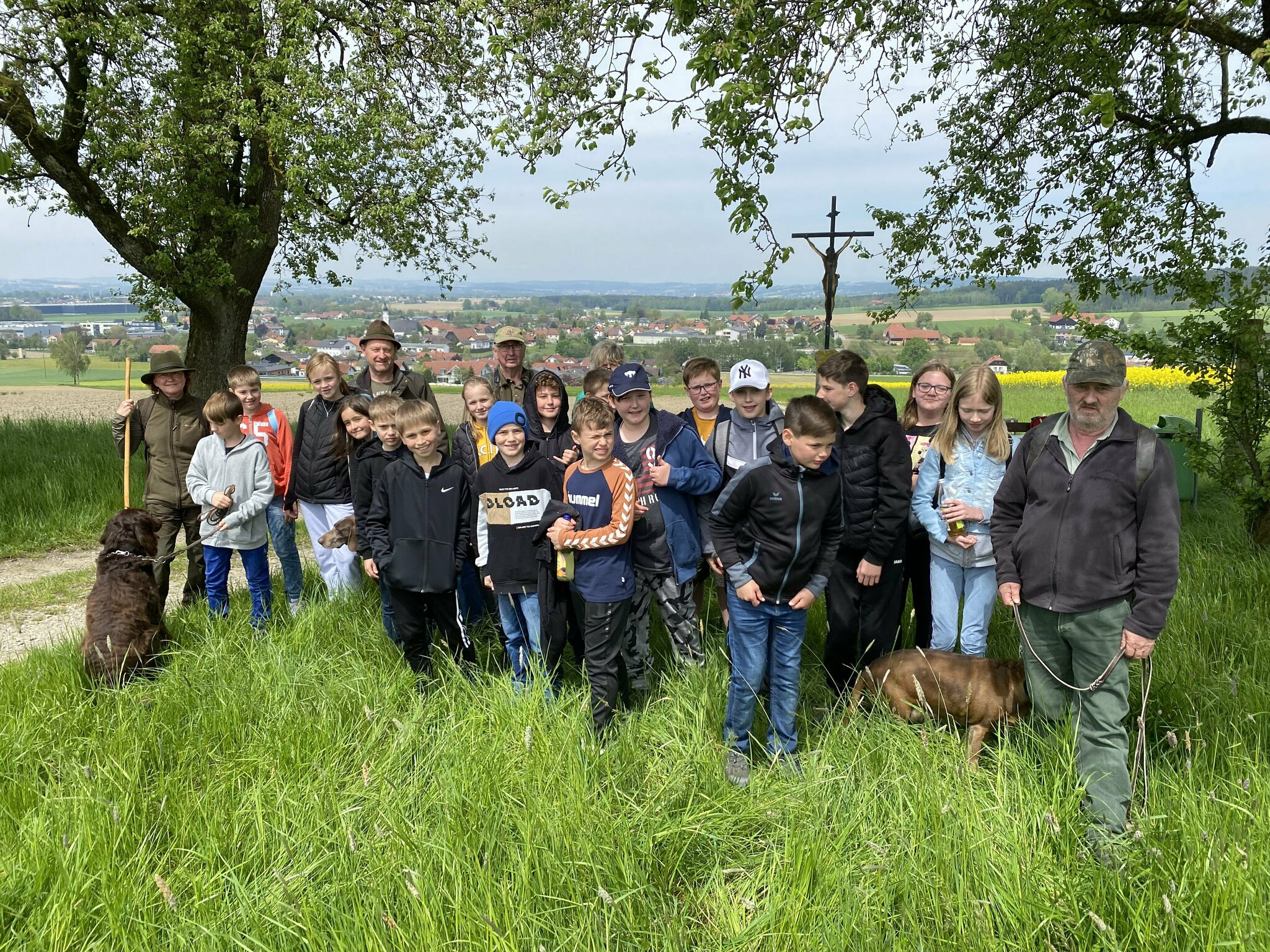 Mit den Jägern und ihren Hunden durch den Wald: Lucy – such voran ...