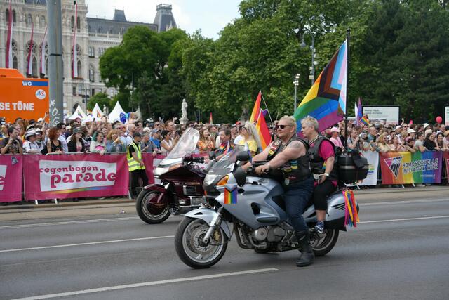 Vienna Pride 2023: So ausgelassen wurde bei der Regenbogenparade ...
