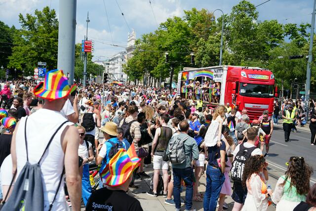 Vienna Pride 2023: So ausgelassen wurde bei der Regenbogenparade ...