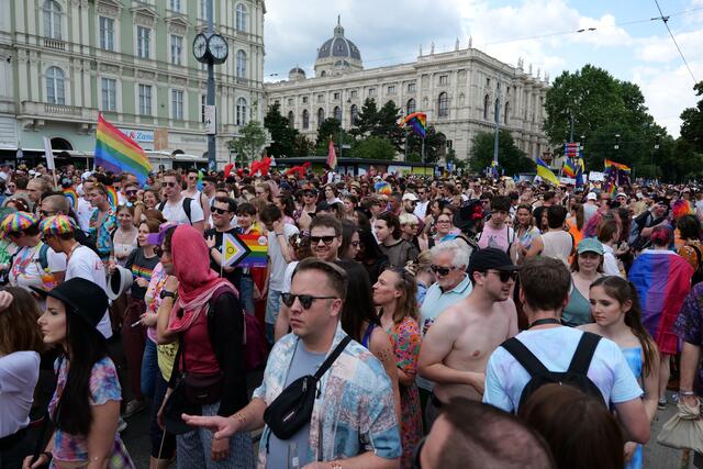 Vienna Pride 2023: So ausgelassen wurde bei der Regenbogenparade ...