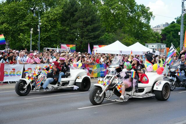 Vienna Pride 2023: So ausgelassen wurde bei der Regenbogenparade ...