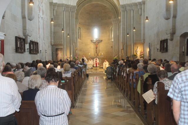 Pfarrer aus Schöngrabern: Michael Semmelmeyer ist Priester (mit Video ...