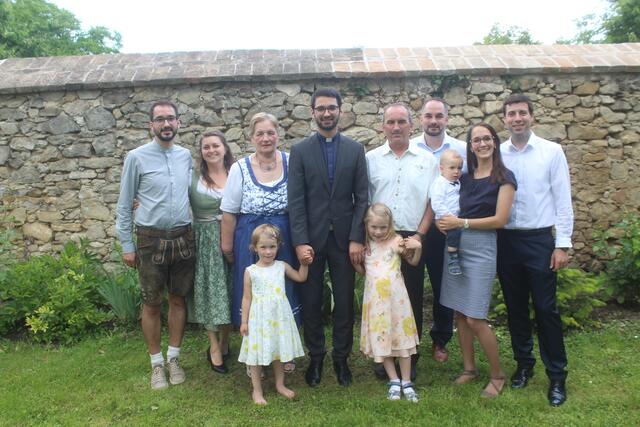 Pfarrer aus Schöngrabern: Michael Semmelmeyer ist Priester (mit Video ...