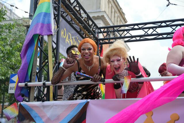 Vienna Pride 2023: So ausgelassen wurde bei der Regenbogenparade ...