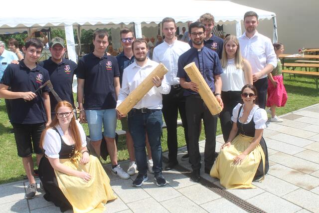 Pfarrer aus Schöngrabern: Michael Semmelmeyer ist Priester (mit Video ...