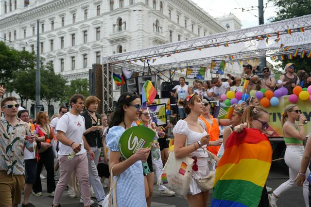 Vienna Pride 2023: So ausgelassen wurde bei der Regenbogenparade ...