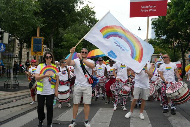 Vienna Pride 2023: So ausgelassen wurde bei der Regenbogenparade ...