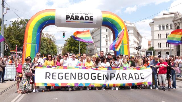 Vienna Pride 2023: So ausgelassen wurde bei der Regenbogenparade ...