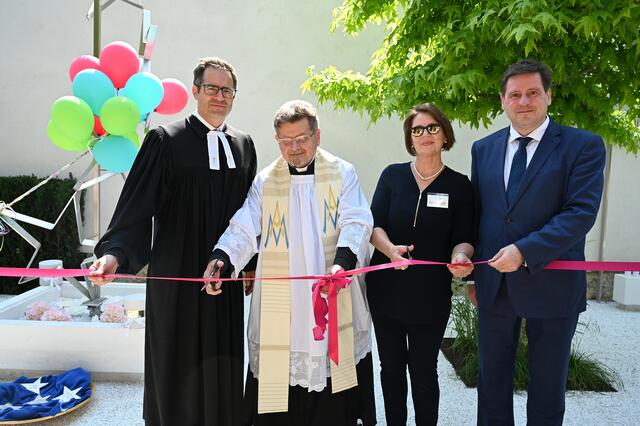Baden: Gefühlvolle Eröffnungsfeier für neuen Sternenkinder-Gedenkstätte ...