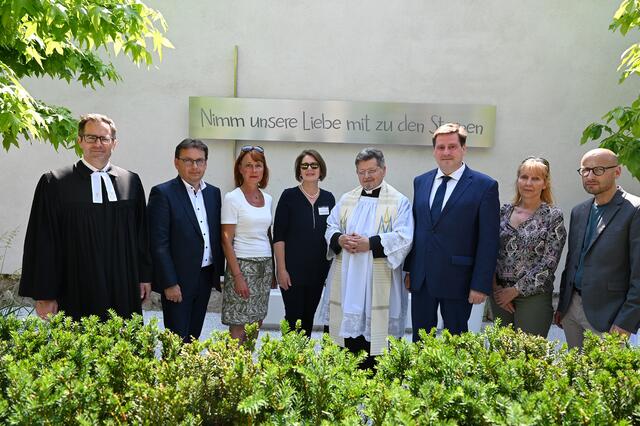 Baden: Gefühlvolle Eröffnungsfeier für neuen Sternenkinder-Gedenkstätte ...