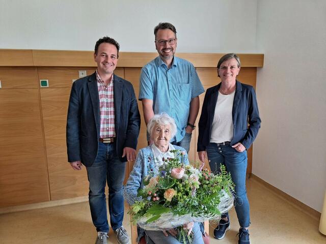 Bgm. Patscheider gratulierte: 90. Geburtstag von Agnes Hager in Ried i ...