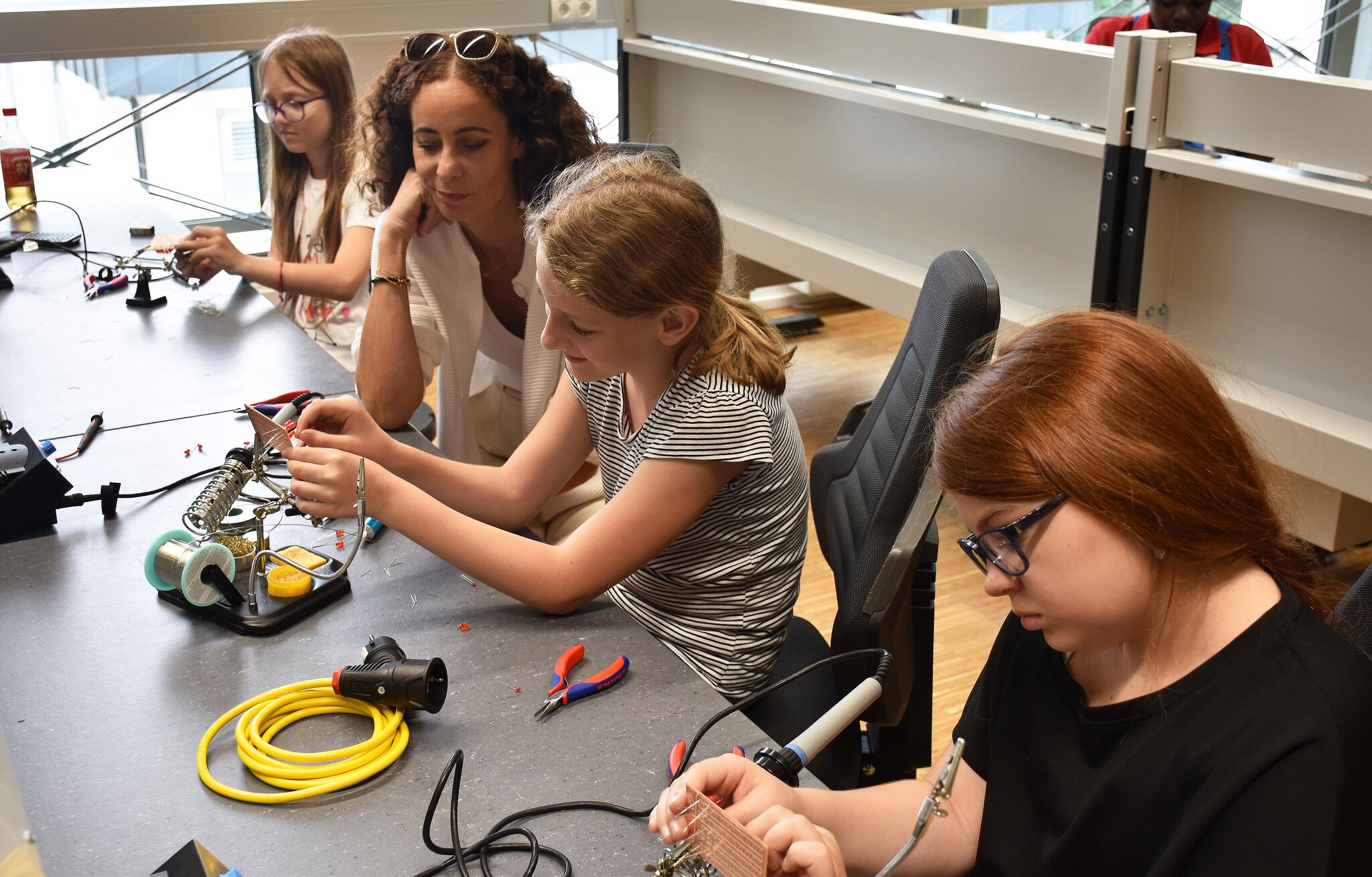 Girls‘ Day mini 2023: Rund 100 Mädels schnupperten in "Jungsberufe" - Tirol