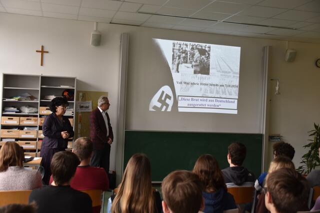 Lila Winkel: Vortrag am Wieselburger Gymnasium über Nazi-Opfer - Scheibbs