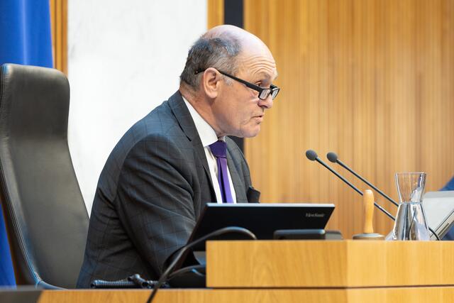 Parlament: Goldener Flügel wurde durch schwarzes Klavier ersetzt