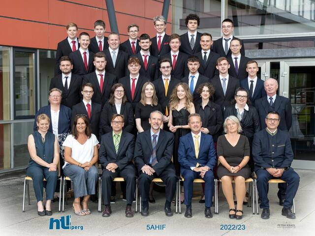 Prüfungen absolviert: Maturafotos der zwei Abschlusklassen der HTL Perg ...