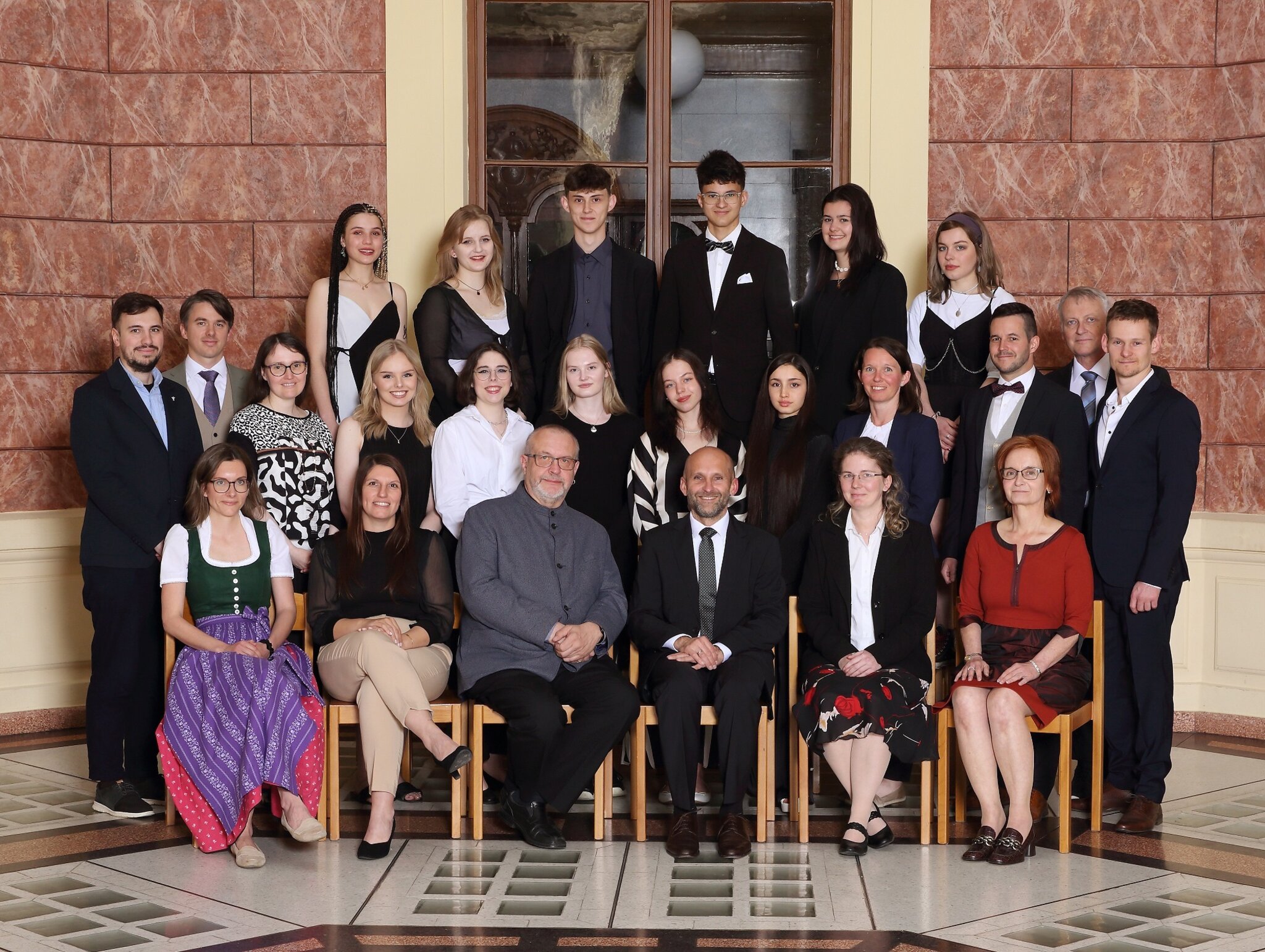 "Weiße Fahne": Reifeprüfung 2023 am BRG/BORG Schloss Traunsee ...