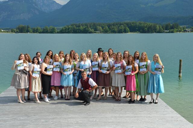 Freude am Wolfgangsee: Schülerinnen der HLW Wolfgangsee haben ihre Matura geschafft - Salzkammergut