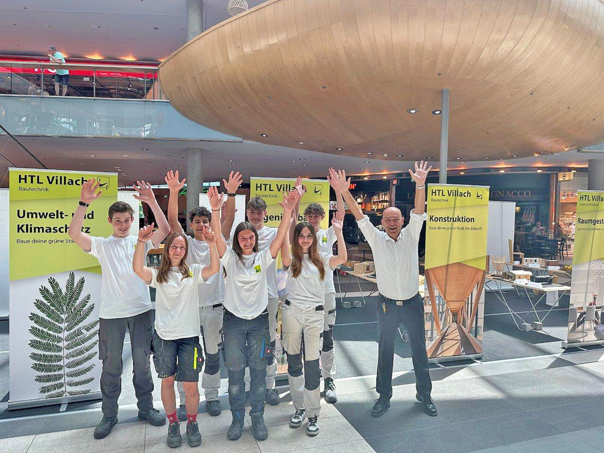 Zum Thema "Umwelt und Klima": Die HTL stellte im Atrio Villach aus ...