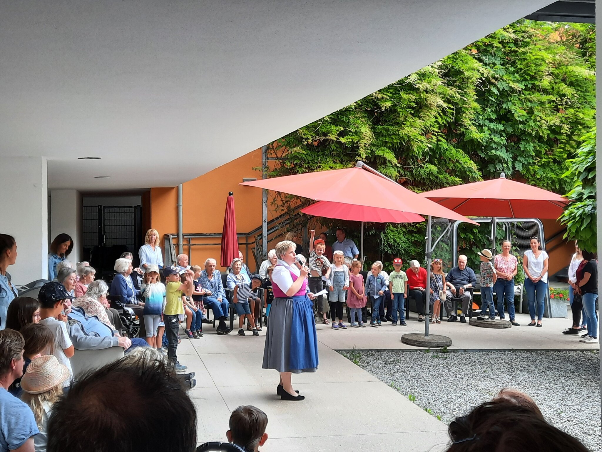 Altenheim Pfaffing: Ausstellung von jung und alt - Vöcklabruck