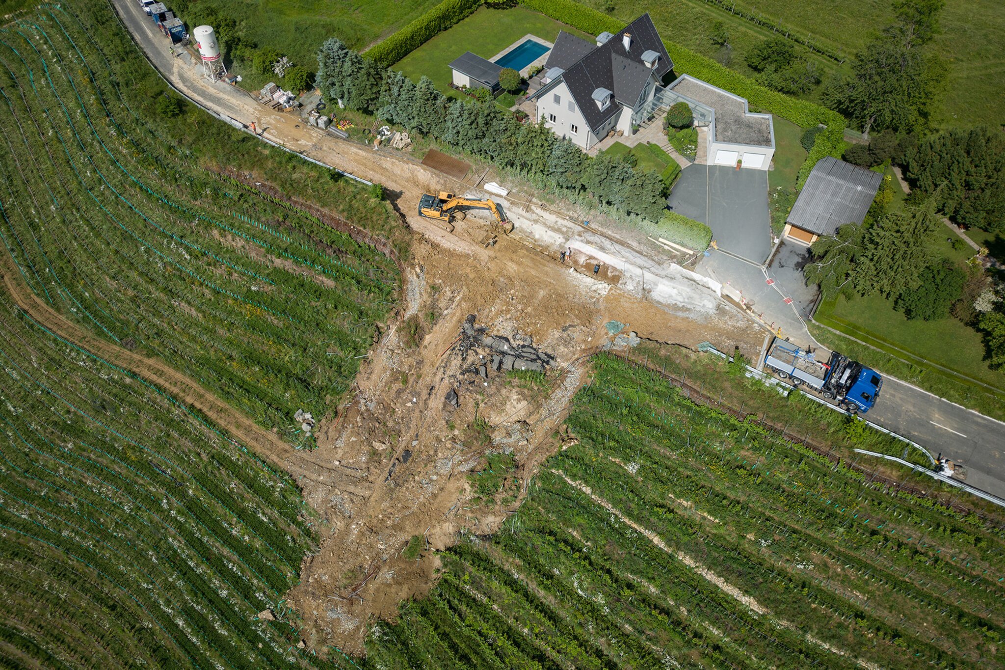 Gutachten noch nicht da: Hangrutschung an der Weinstraße regt weiter ...