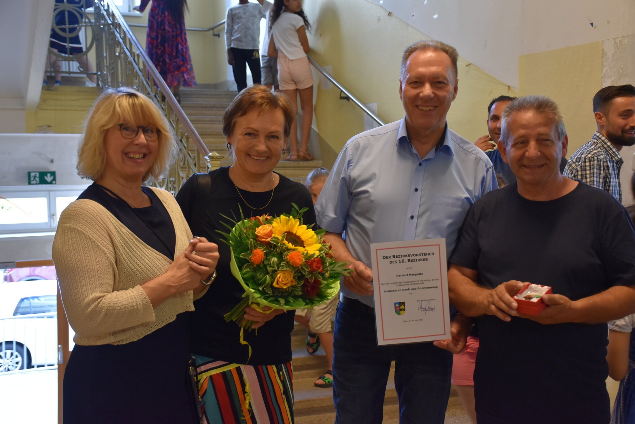 Nach 30 Jahren: Beliebter Schulwart sagt "Baba" zur Marie-Jahoda Volksschule - Ottakring