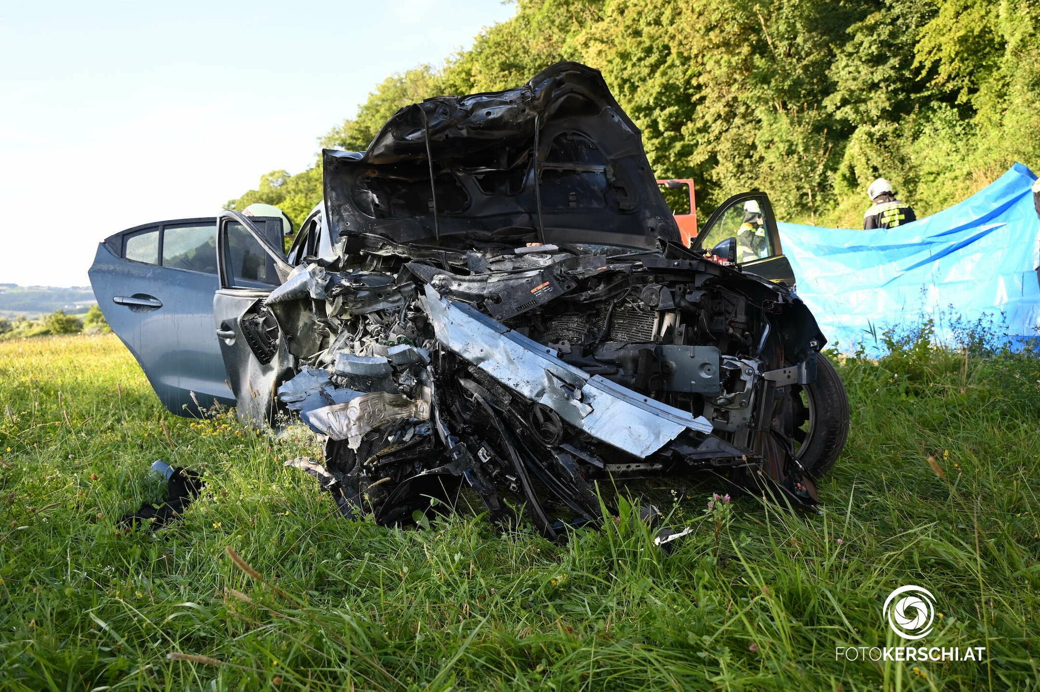 Person eingeklemmt: Schwerer Autounfall mit drei Verletzten zwischen ...