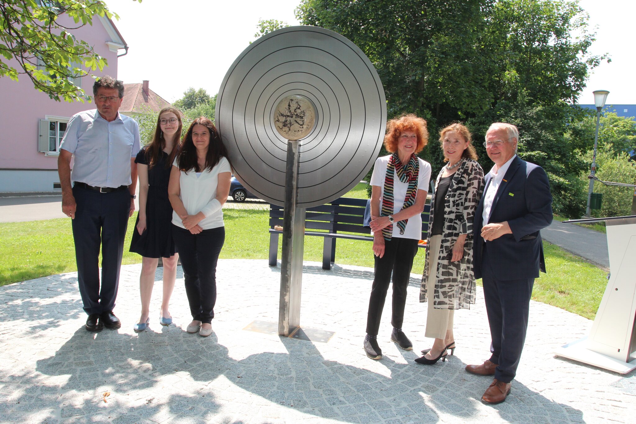 Feldbach: Krobath-Platz mit einem Denkmal als Symbol für Wachstum ...