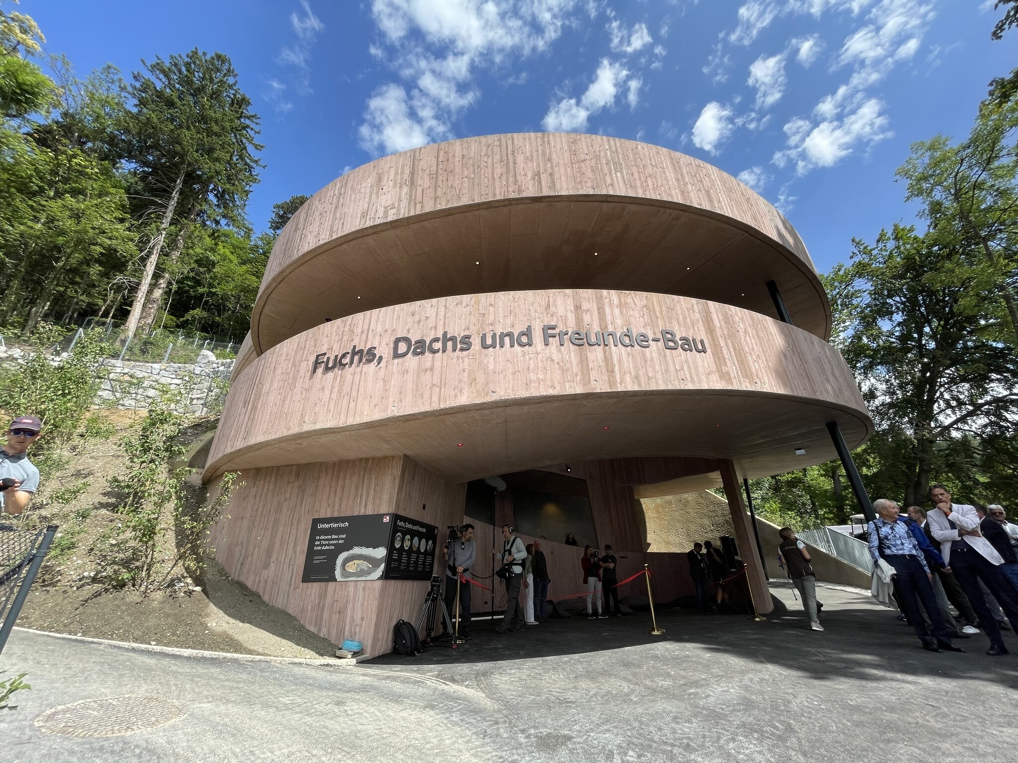 Alpenzoo Innsbruck: Die Eröffnung des neuen Fuchs- und Dachsbaus ...