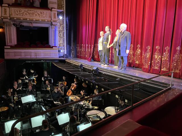 Bejubelter "Cabaret"-Musicalabend in Baden:: Wenn die Welt in Stücke ...