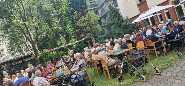 Live-Musik & Cocktails: Senioren feierten Gartenparty im Haus ...