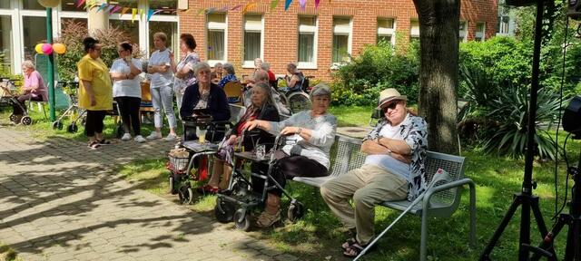 Live-Musik & Cocktails: Senioren feierten Gartenparty im Haus ...