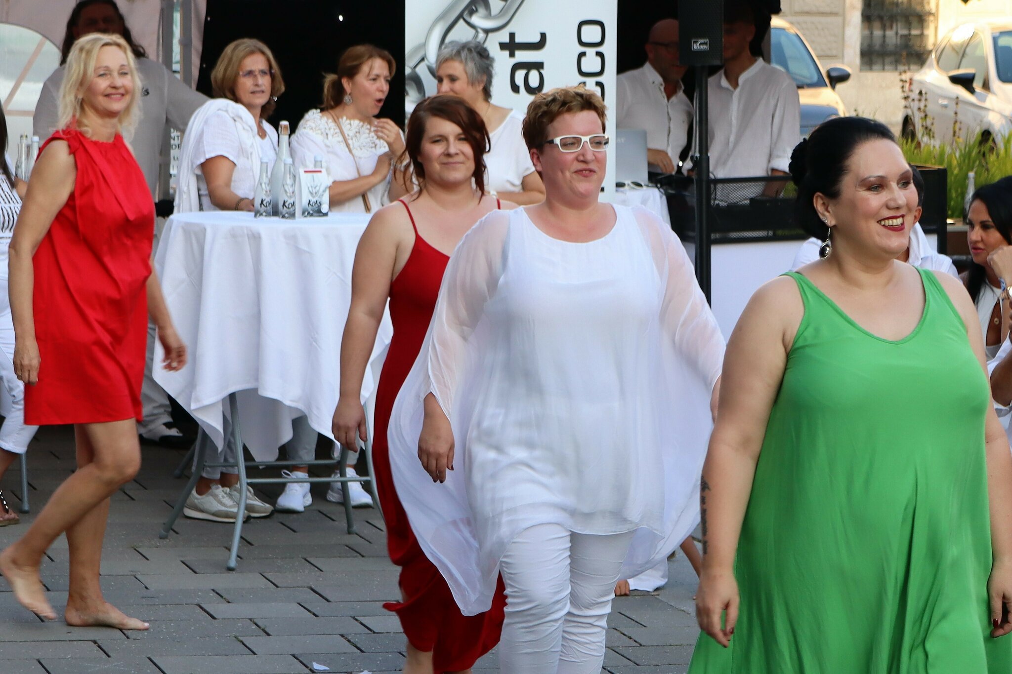 Mode für den Sommer: „Edel trifft Urig“ tauchte den Hauptplatz in Weiß ...