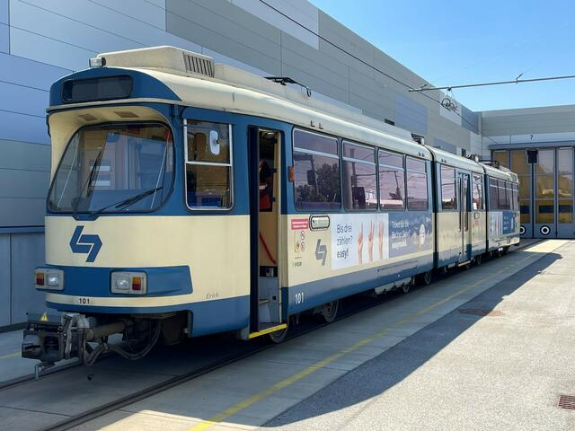 Doch ein Zug auf Schiene: Badner Bahn kommt in den Längsten Park ...