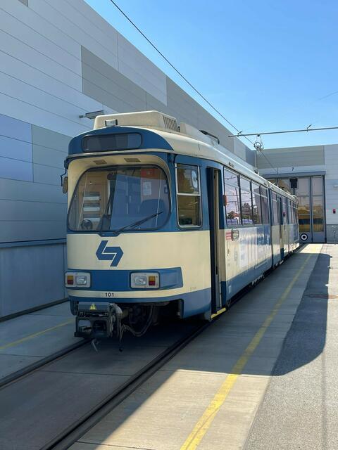 Doch ein Zug auf Schiene: Badner Bahn kommt in den Längsten Park ...