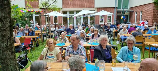 Live-Musik & Cocktails: Senioren feierten Gartenparty im Haus ...