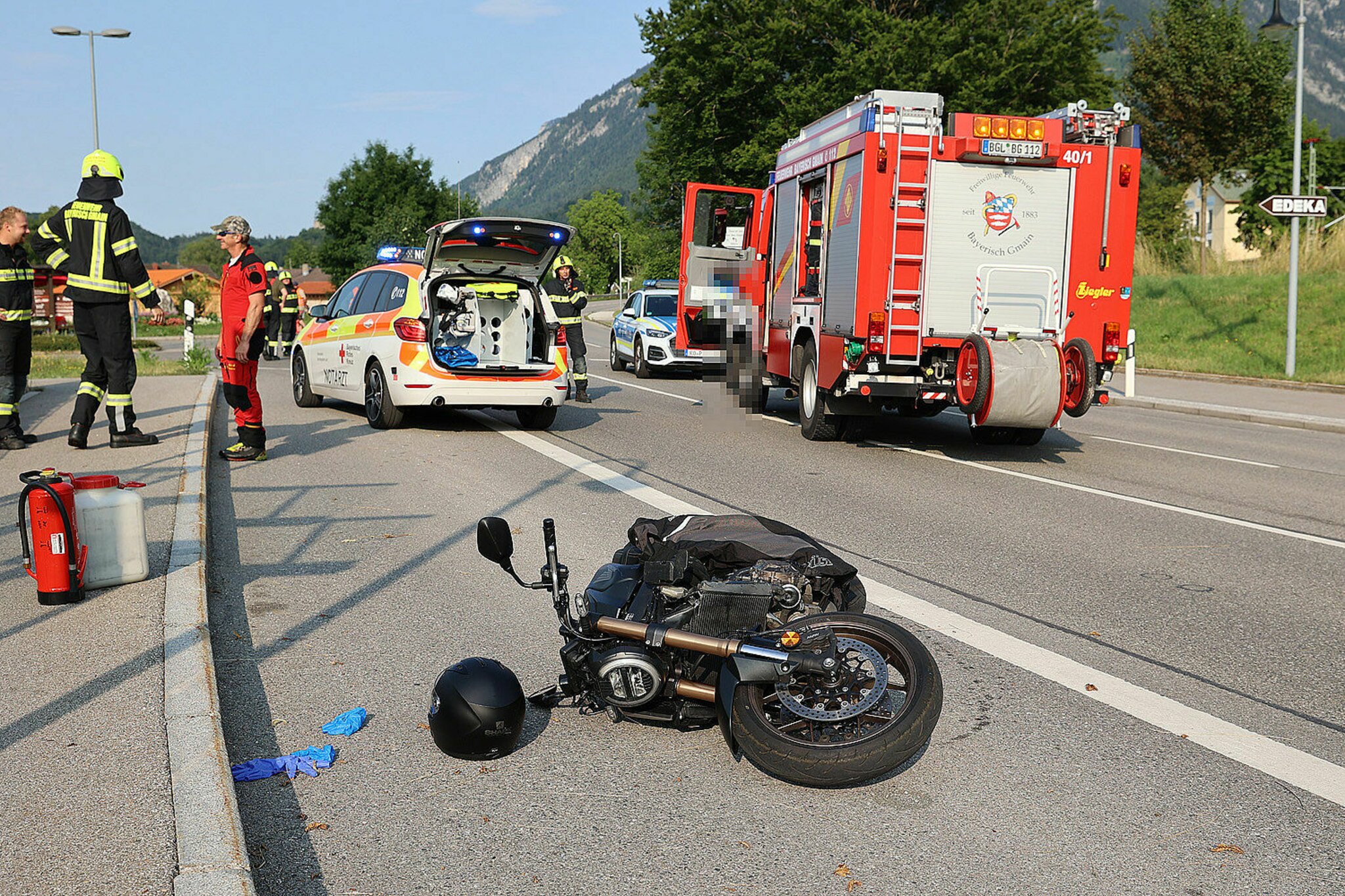 Schwerer Verkehrsunfall in Bayern: Verletzter Biker nach Salzburg geflogen - Salzburg